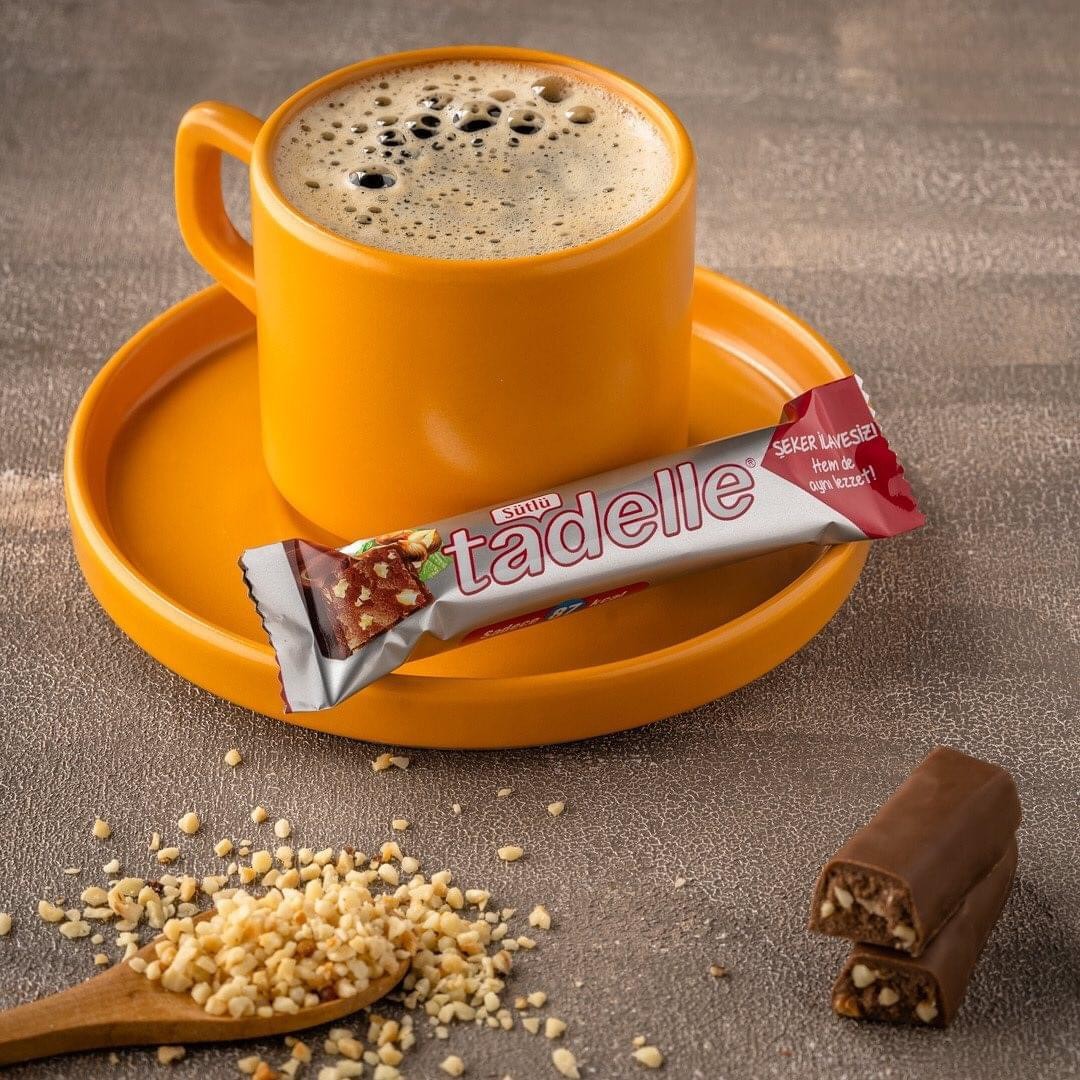 tadelle Milchschokolade und Haselnussstückchen ohne Zuckerzusatz ...